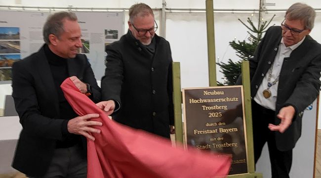 Der bayerische Staatsminister Thorsten Glauber enthüllt die Gedenktafel ...